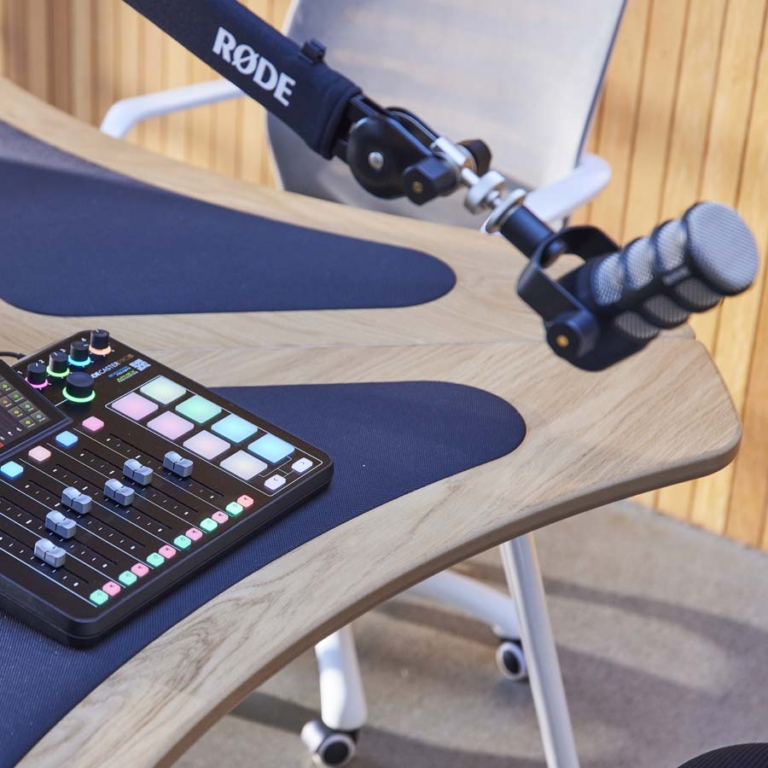 ProVoice V4 - AKA Design podcast desk for 4 guests