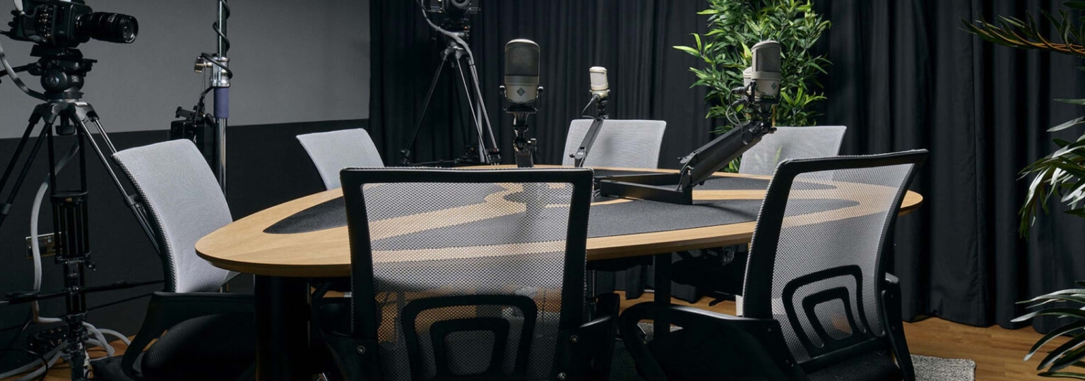 ProVoice V6 - AKA Design Podcast Desk for 6 presenters