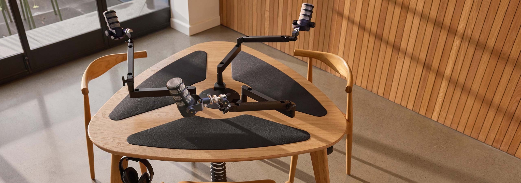 ProVoice V3 - AKA Design Compact Podcast Desk